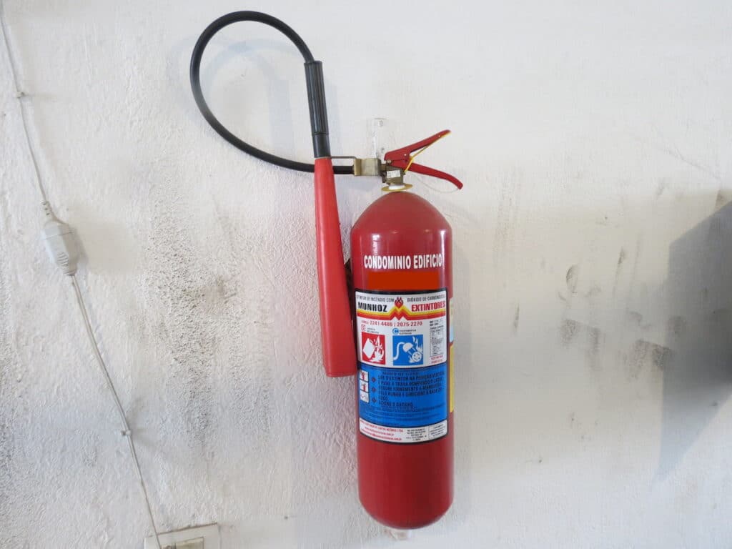 Todos os tipos de extintores de incêndio e suas diferenças ...